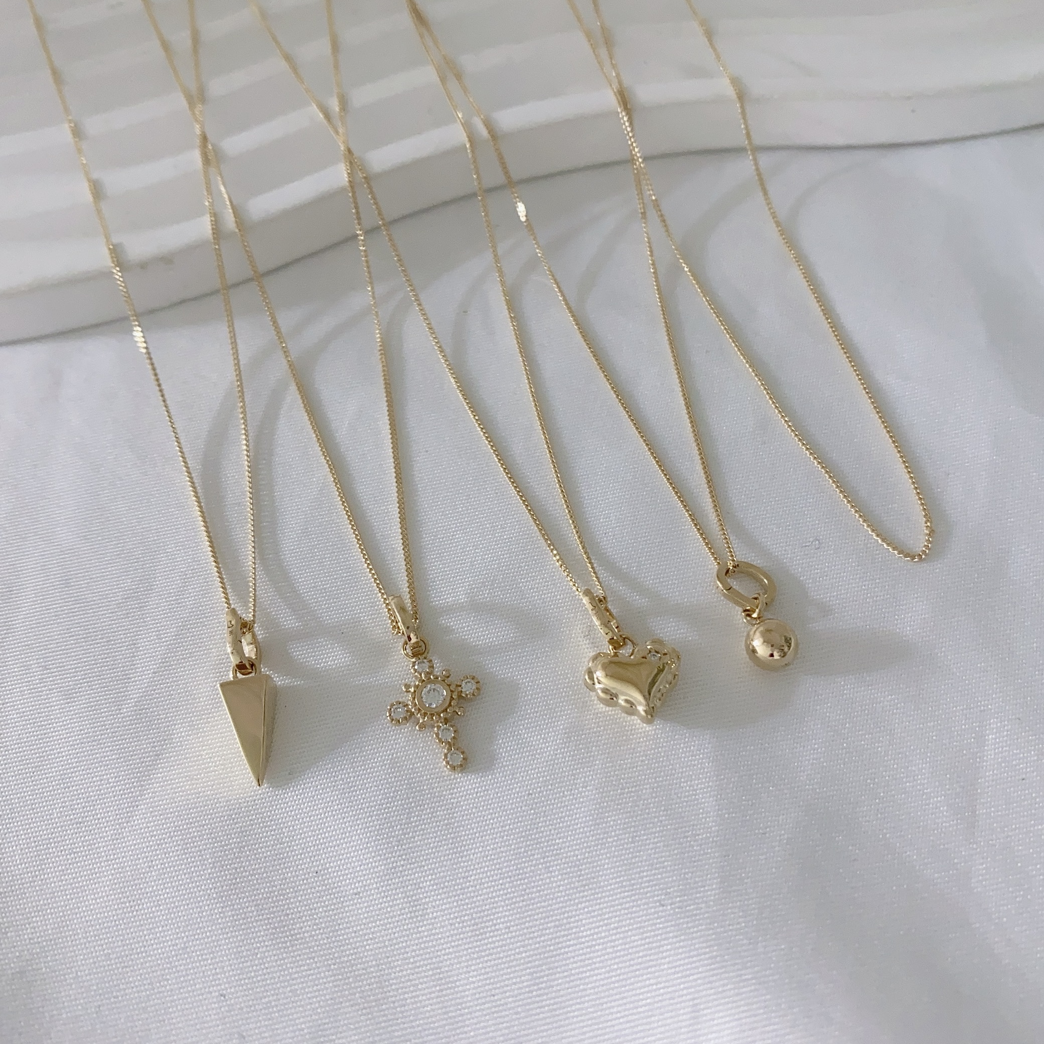 Cadena de Oro estilo Curb sola o con Charms y Broche – Coraly Store